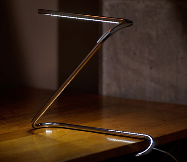Paperclip, la lampe de bureau en forme de trombone - Le blog déco