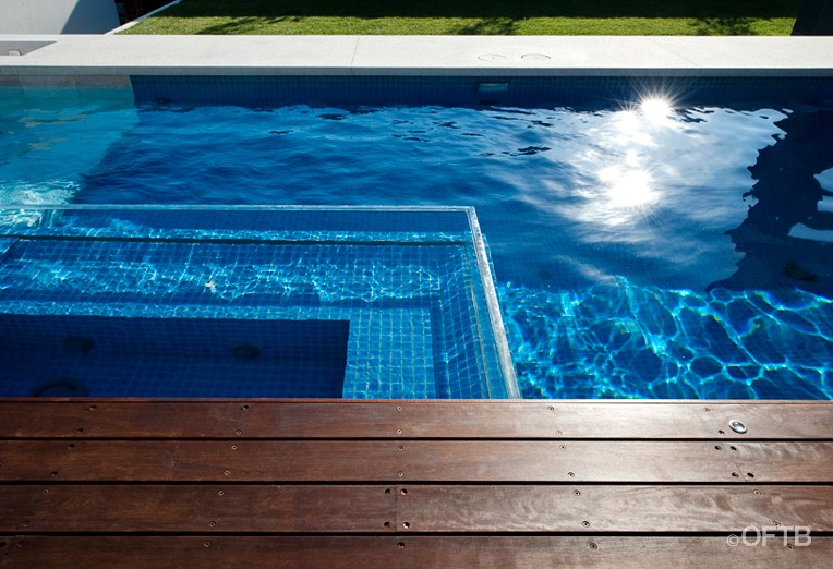 Transparente : Piscine avec une paroi en verre par Out From the Blue ...