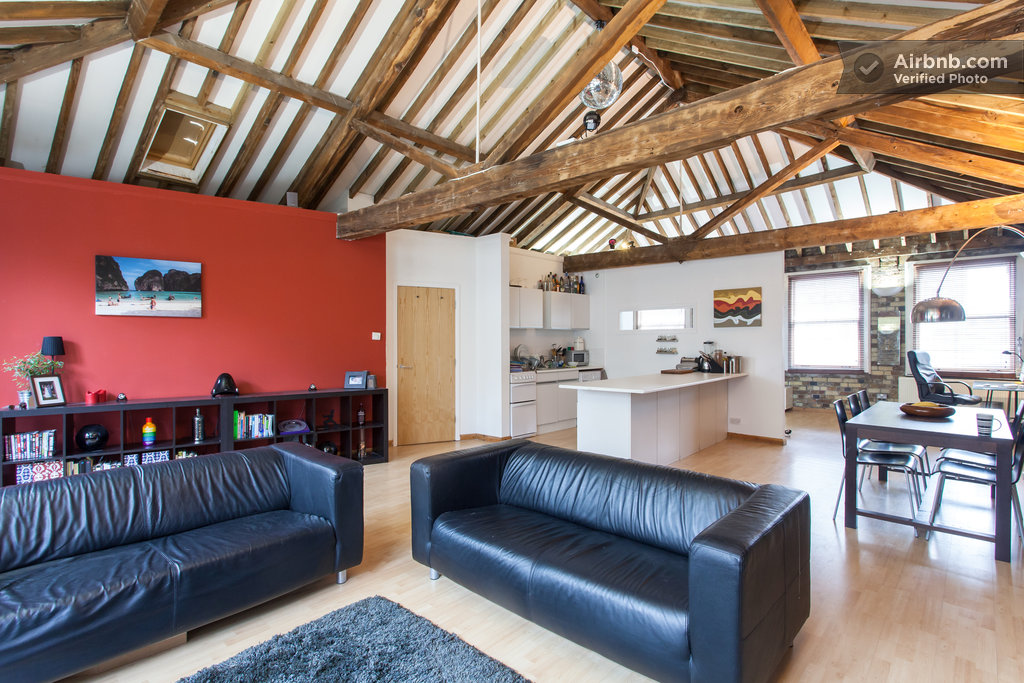 Un appartement loft (avec une boule disco) au coeur de Londres