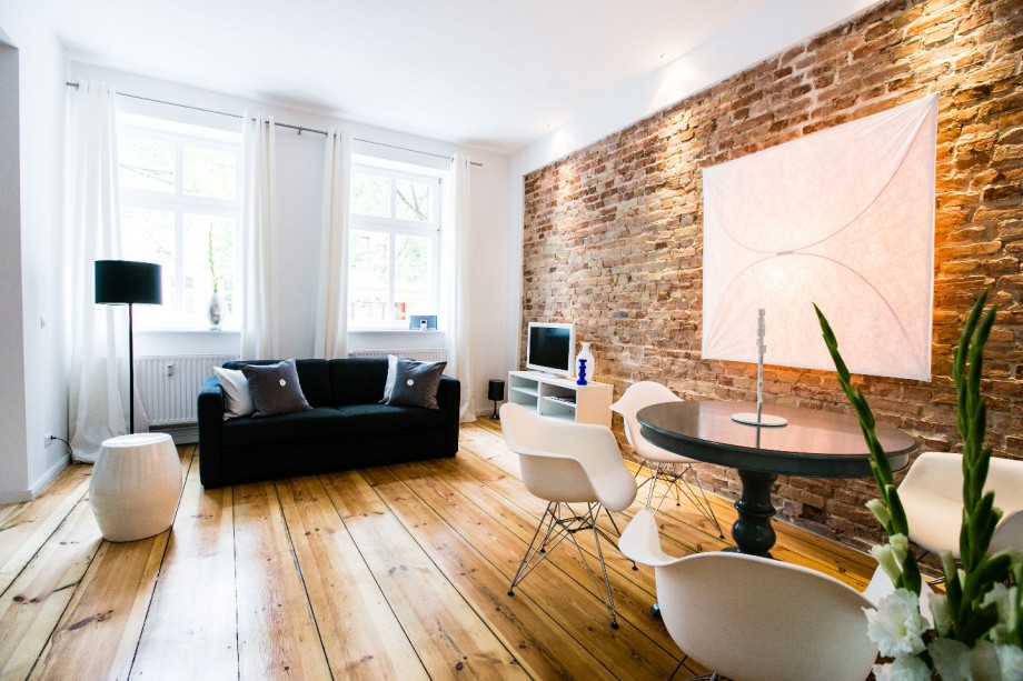 Studio de luxe joliment décoré et meublé avec des classiques design