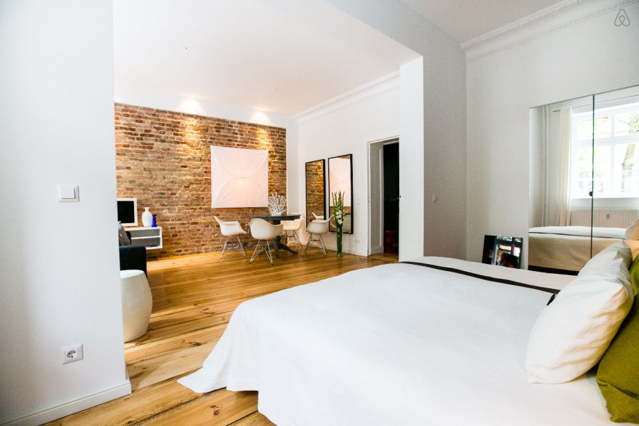 Studio de luxe joliment décoré et meublé avec des classiques design